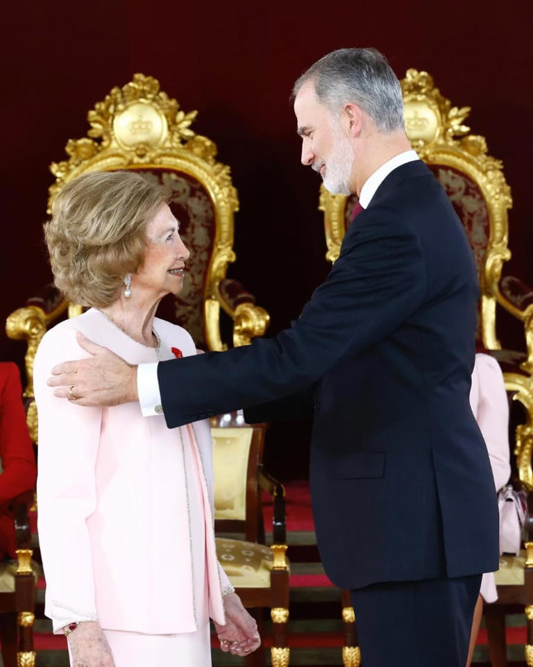 A Legacy Renewed: Queen Sofía Receives the Golden Fleece as Infanta ...