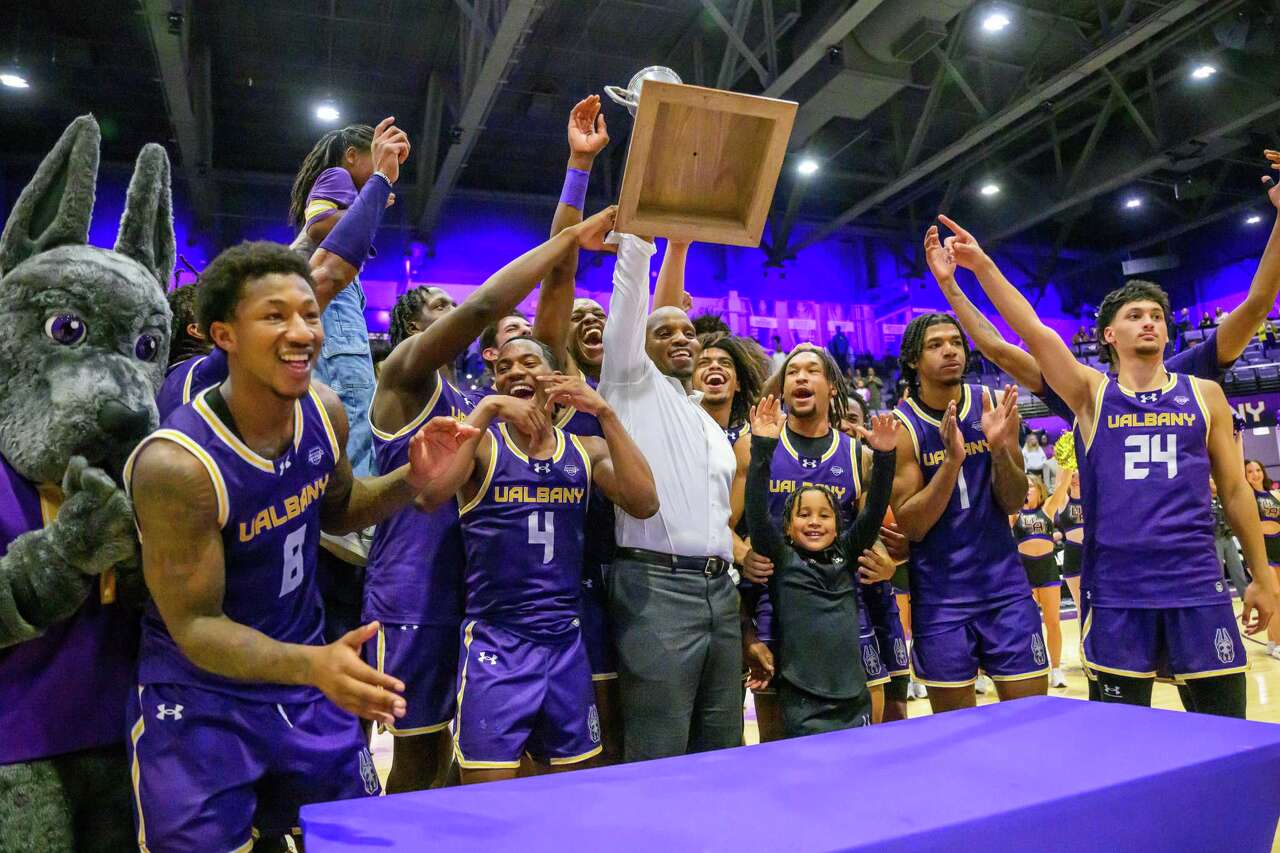 Siena basketball holds off UAlbany rally to regain Albany Cup