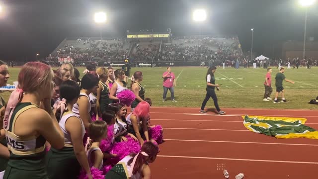 Military Dad Surprises Cheerleader Daughter By Photobombing Group Photo ...
