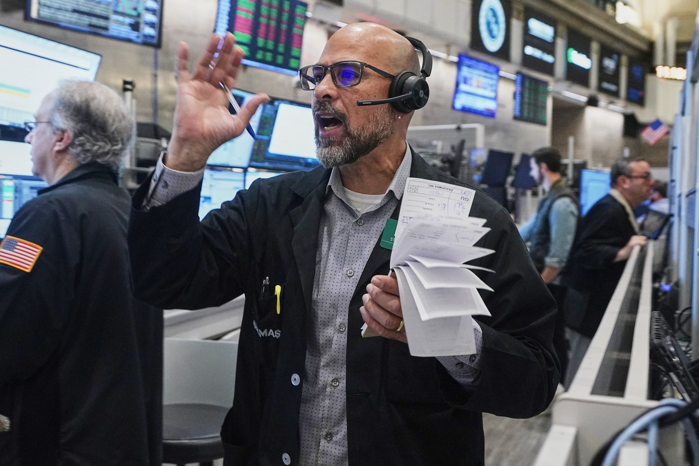 Wall Street holds in place as Exxon Mobil climbs and JPMorgan Chase drops