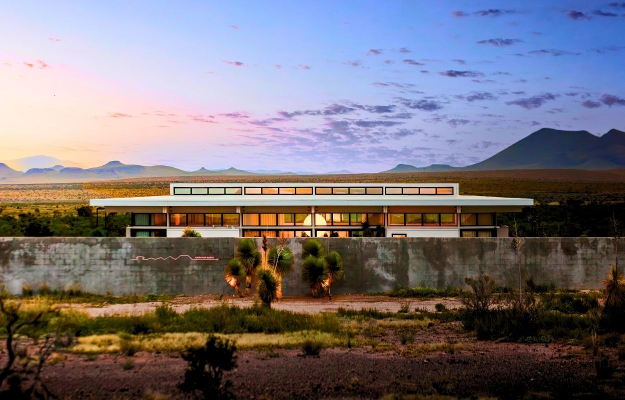One of AD’s ‘50 Great Houses’, this Marfa ranch glows like a lantern ...