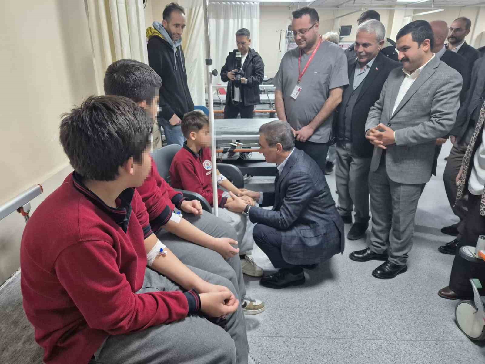 Vali Baruş, zehirlenme şüphesiyle hastaneye kaldırılan öğrencileri ...