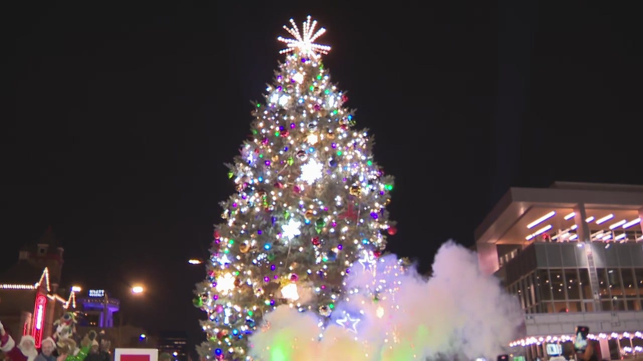 Milwaukee Christmas tree lighting, 112th year celebrated