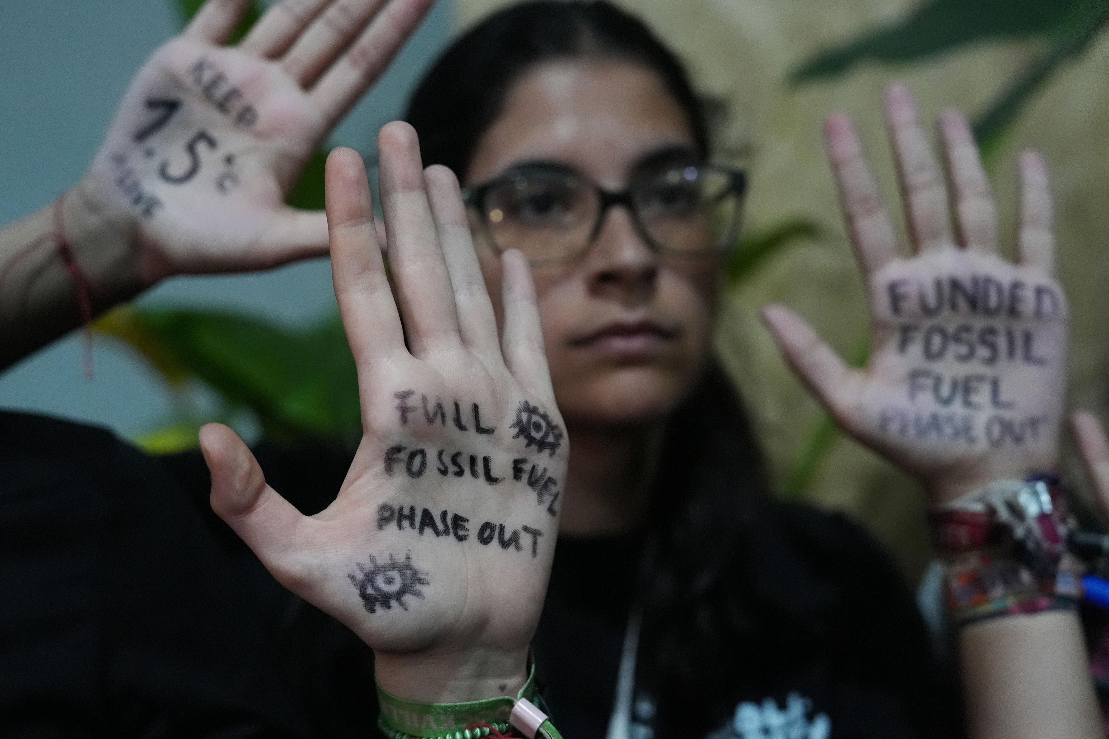Un Climate Talks Go Into Overtime As Divisions Over Fossil Fuels Persist