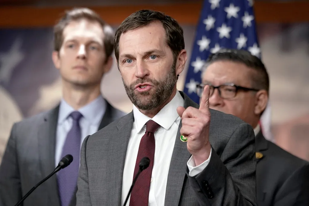 'Seditious six' Democrats who urged troops to disobey illegal orders ...