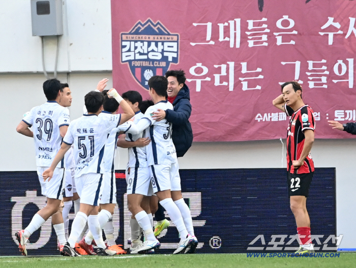 Park Se-jin, Kim Jin-soo, who covered his head