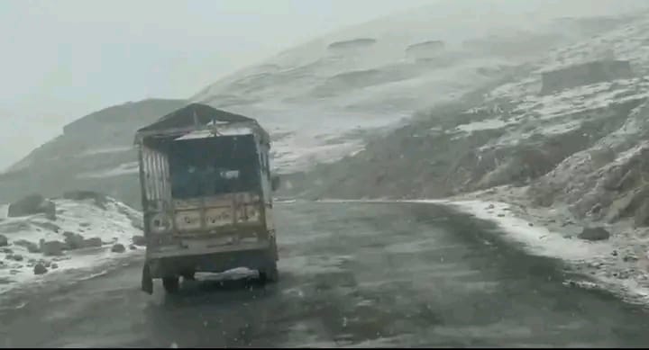 Pir Panjal receives light snowfall, traffic slows along Mughal Road