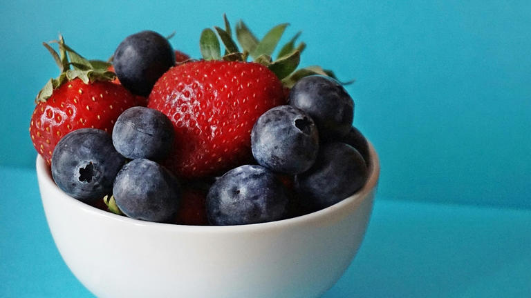 Strawberry vs blueberry : Which one is more hydrating?