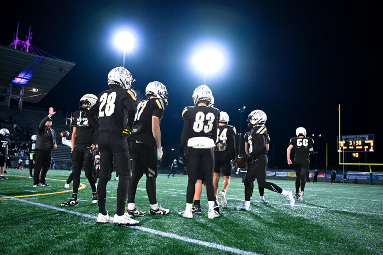 First quarter blitz against Nelson propels Lake Oswego to Class 6A ...