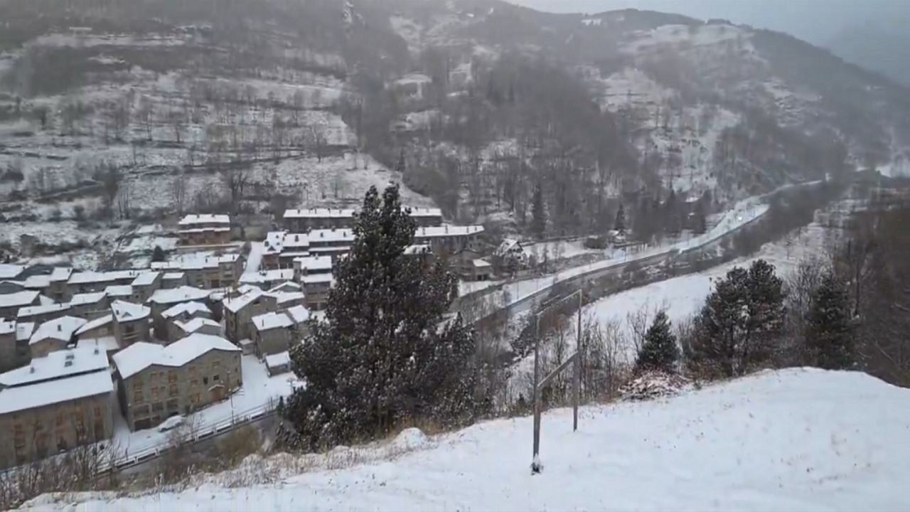 Thick morning snowfall transforms Setcases into a winter landscape in ...