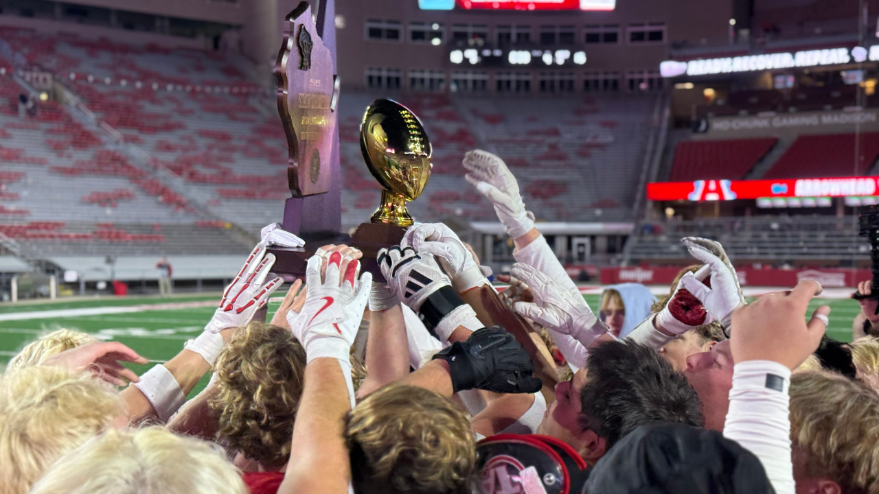Arrowhead defeats Bay Port 18-15 to capture Division 1 state championship