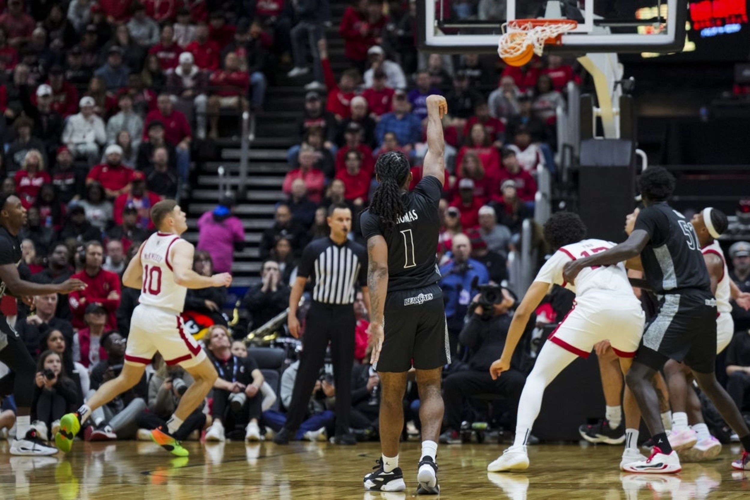 Ryan Conwell scores 25 as No. 6 Louisville spoils Cincinnati upset bid
