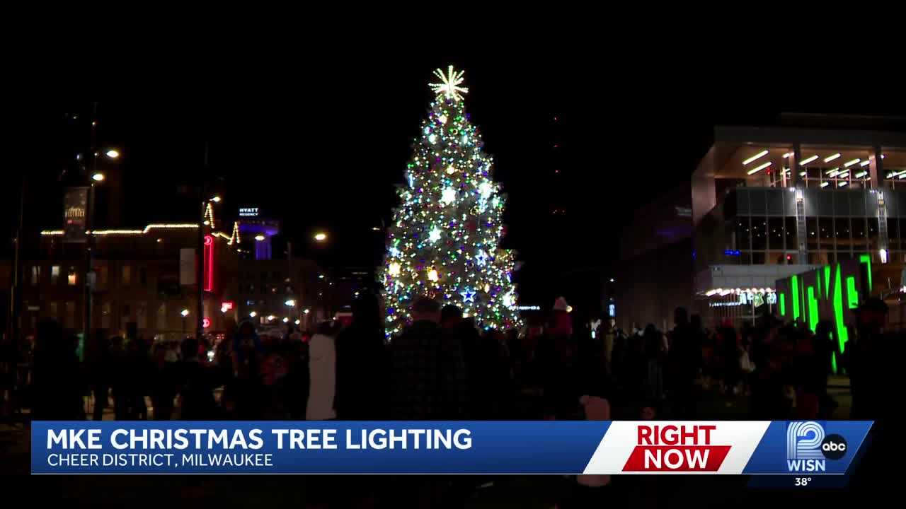 Milwaukee kicks off holiday season with 112th tree-lighting ceremony