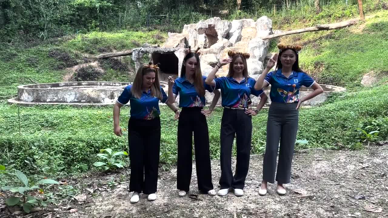 Bear dances alongside zookeepers in Thailand
