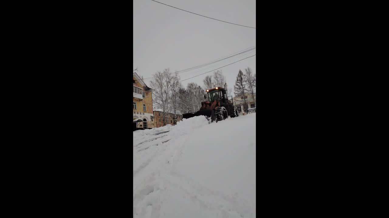 Wheel loader slides while clearing snow on slope in Kuzbass, Russia