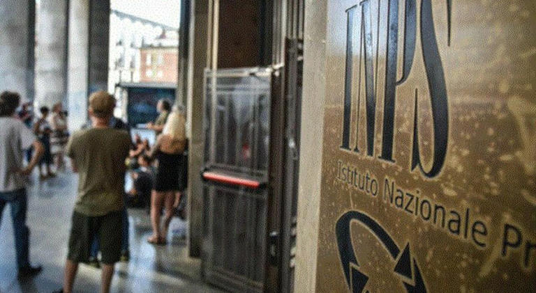 Travestito da madre morta per la pensione, il sindaco che lo ha ...