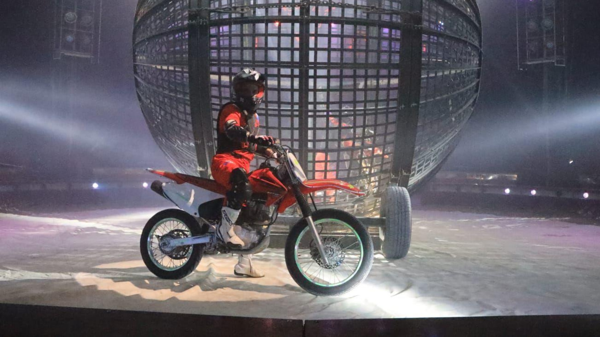 Tragedia al circo, scontro tra moto acrobatiche: muore uno stuntman di ...