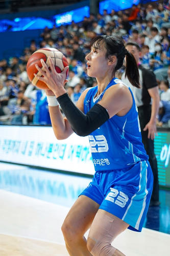 박지수 23점 폭발…여자농구 KB, BNK 잡고 단독 선두(종합)