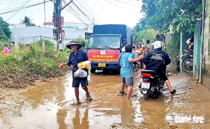 Báo Tuổi Trẻ trao quà cứu trợ đến người dân ở Tây Nha Trang