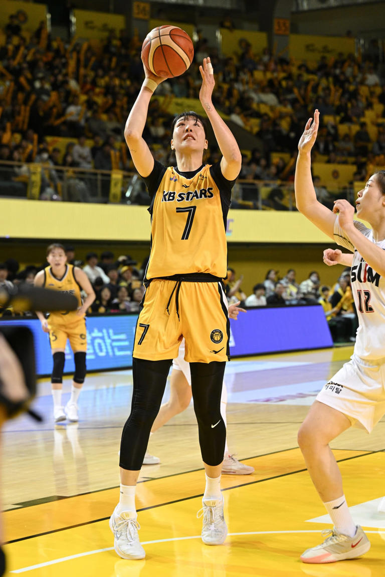 KB Stars, Samsung Life Insurance Claim WKBL Victories