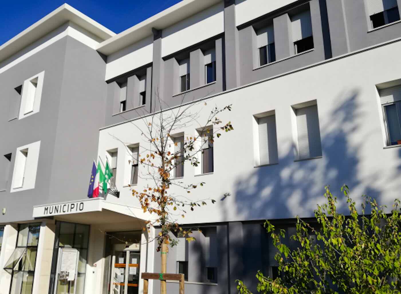 Il collo, i peli della barba e il trucco pesante: così è stato ...