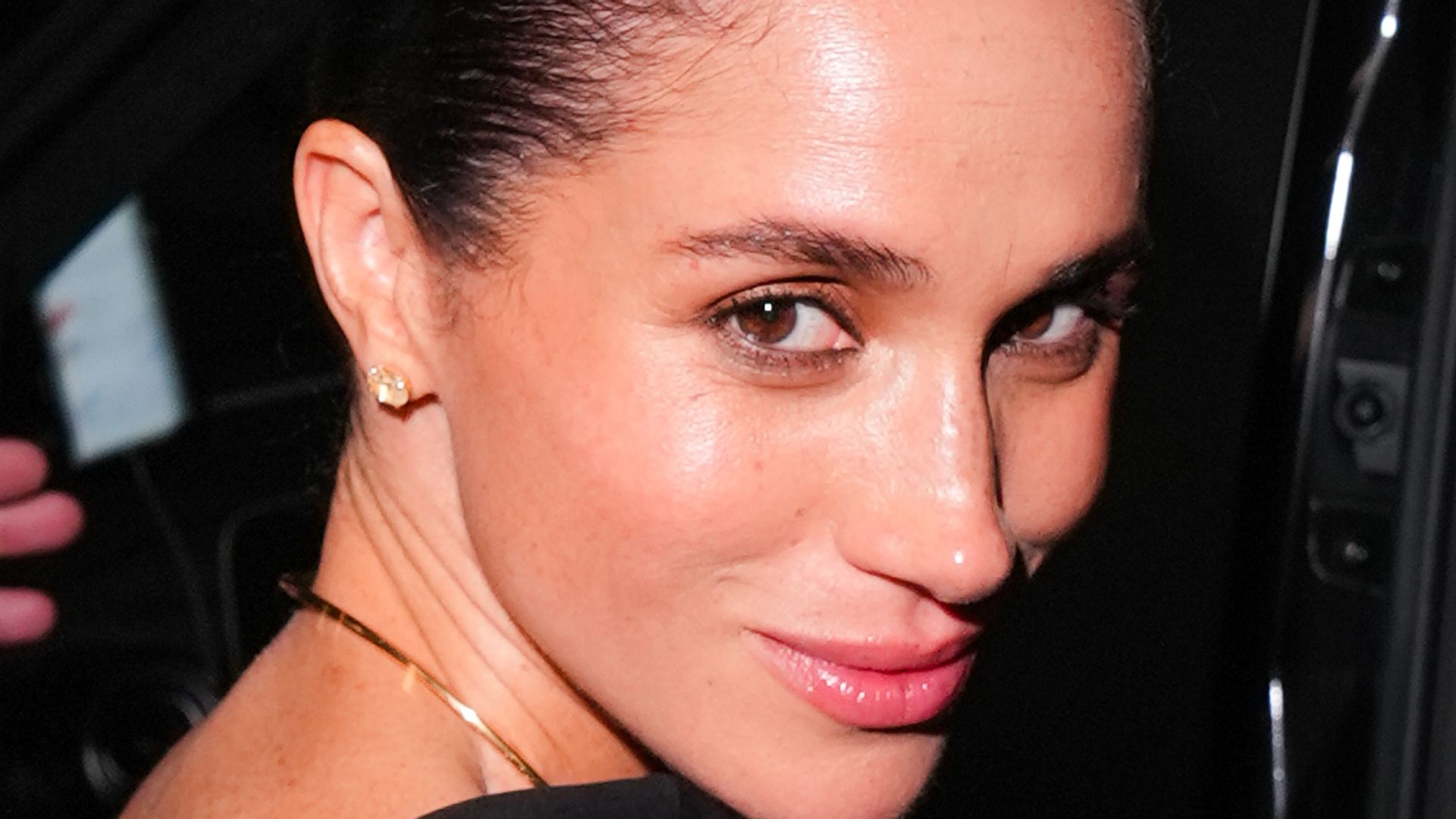 Meghan Markle just boldly recreated Princess Diana's famous 'crossed ...