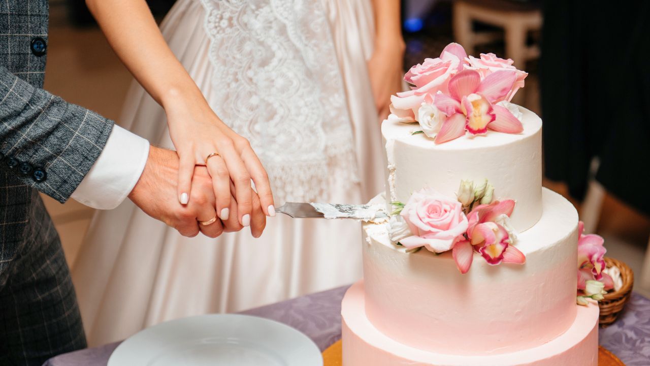 The groom's mom tried to hijack the wedding reception with a mother-son ...