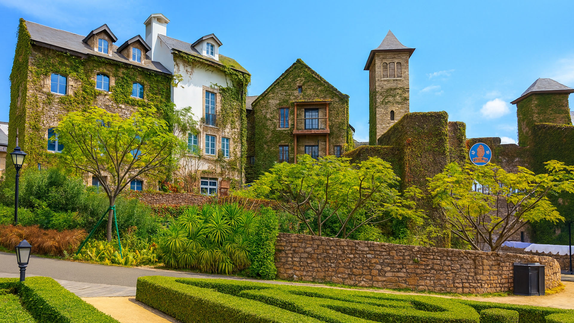 La nature reprend un magnifique château de pierre en Chine