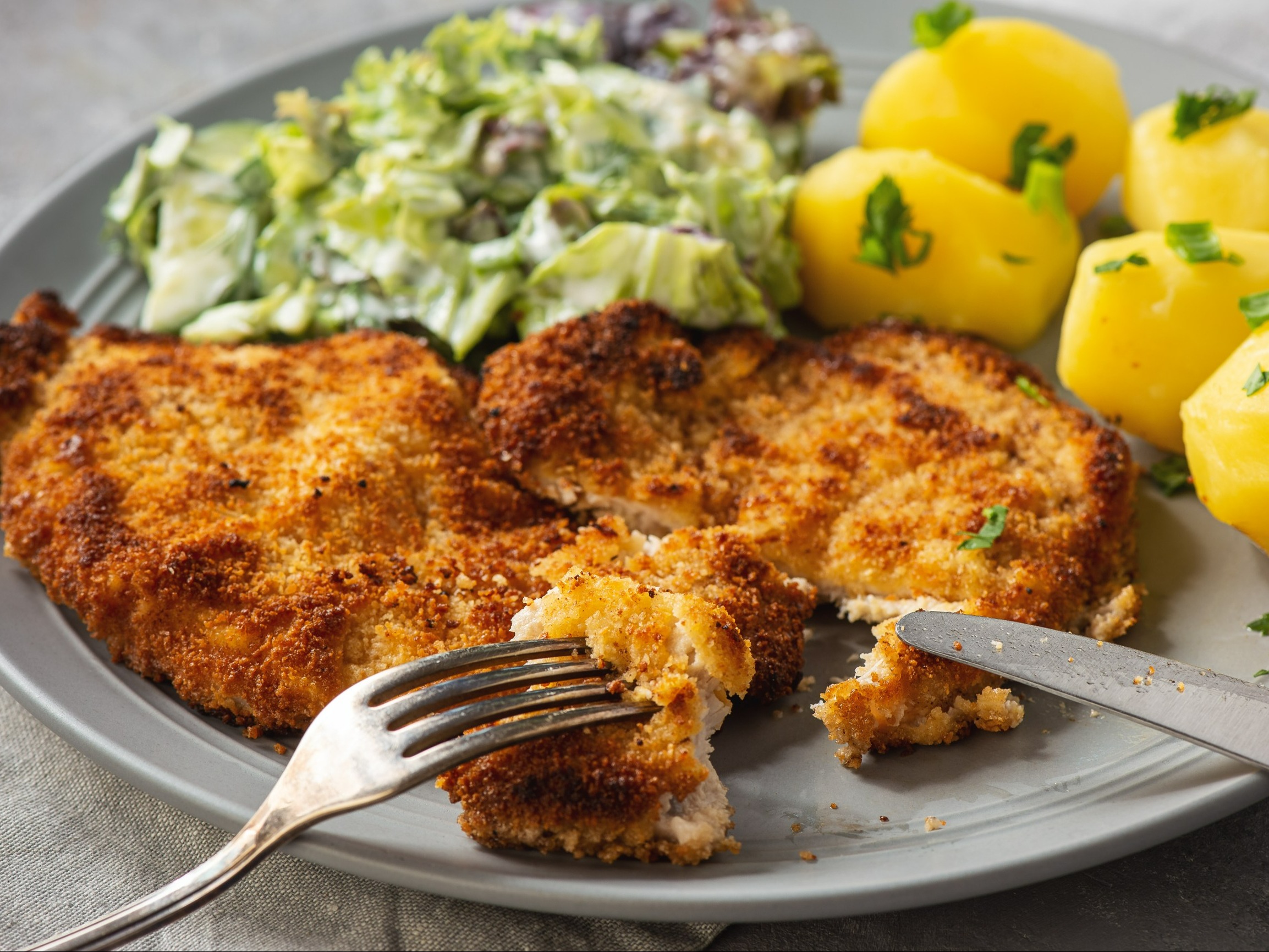 Zamiast jajka biorę inny składnik z lodówki. Panierka trzyma się ...