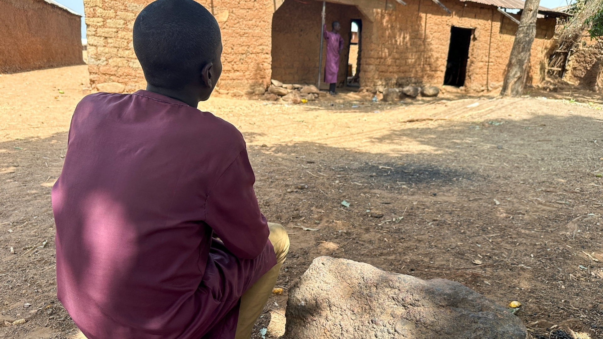 Nigeria school kidnapping: Gunmen abduct more than 300 students & teachers