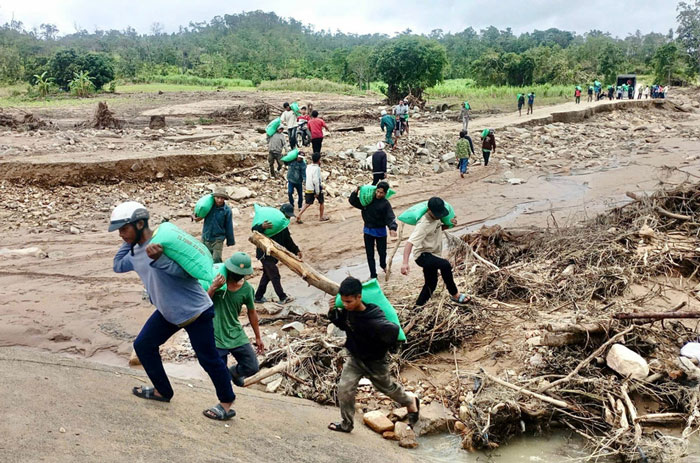 Hỗ trợ gạo, mì tôm cho nhiều hộ dân miền núi Gia Lai bị lũ cuốn trôi đường