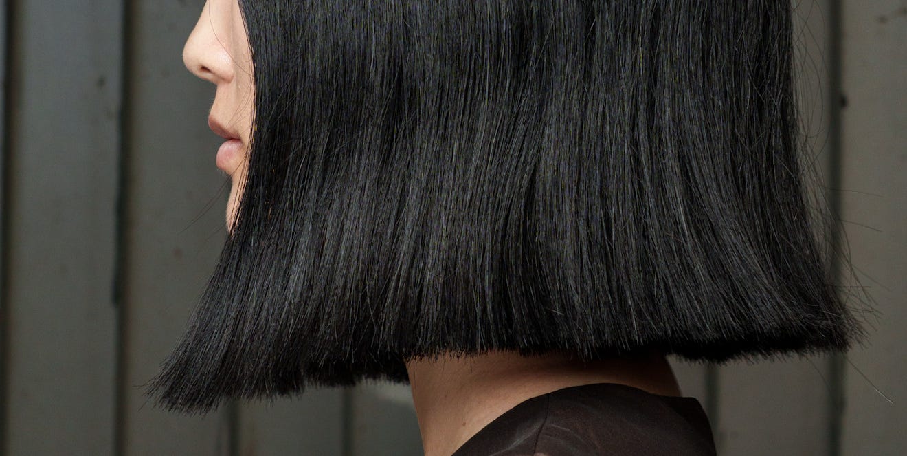 La stiratura giapponese per capelli lisci e luminosi come seta