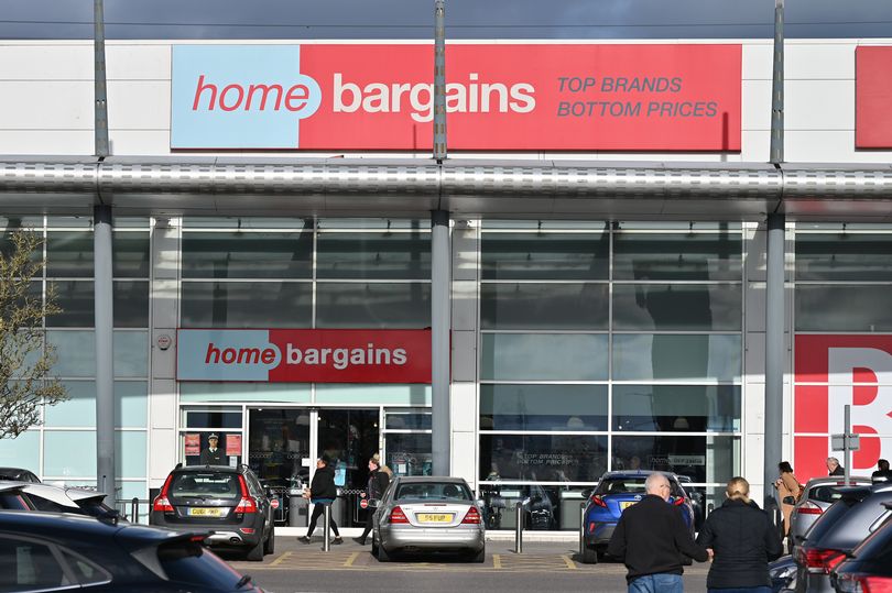 home-bargains-50-pack-of-christmas-decorations-is-9-99