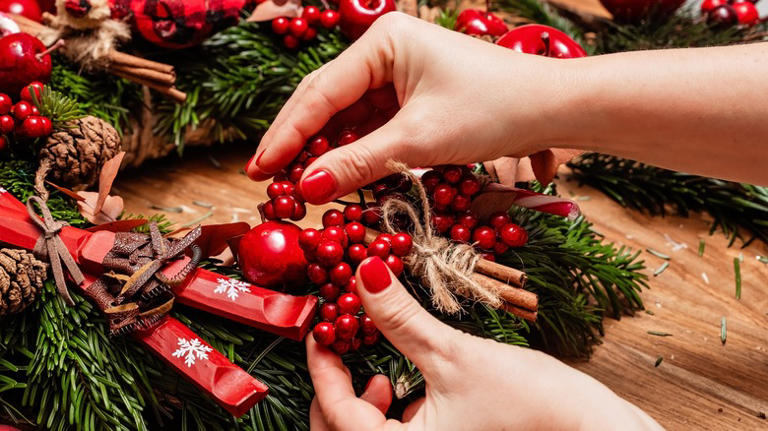 Woman Uses Pool Noodle To Make Gorgeous Christmas Table Centerpiece On ...