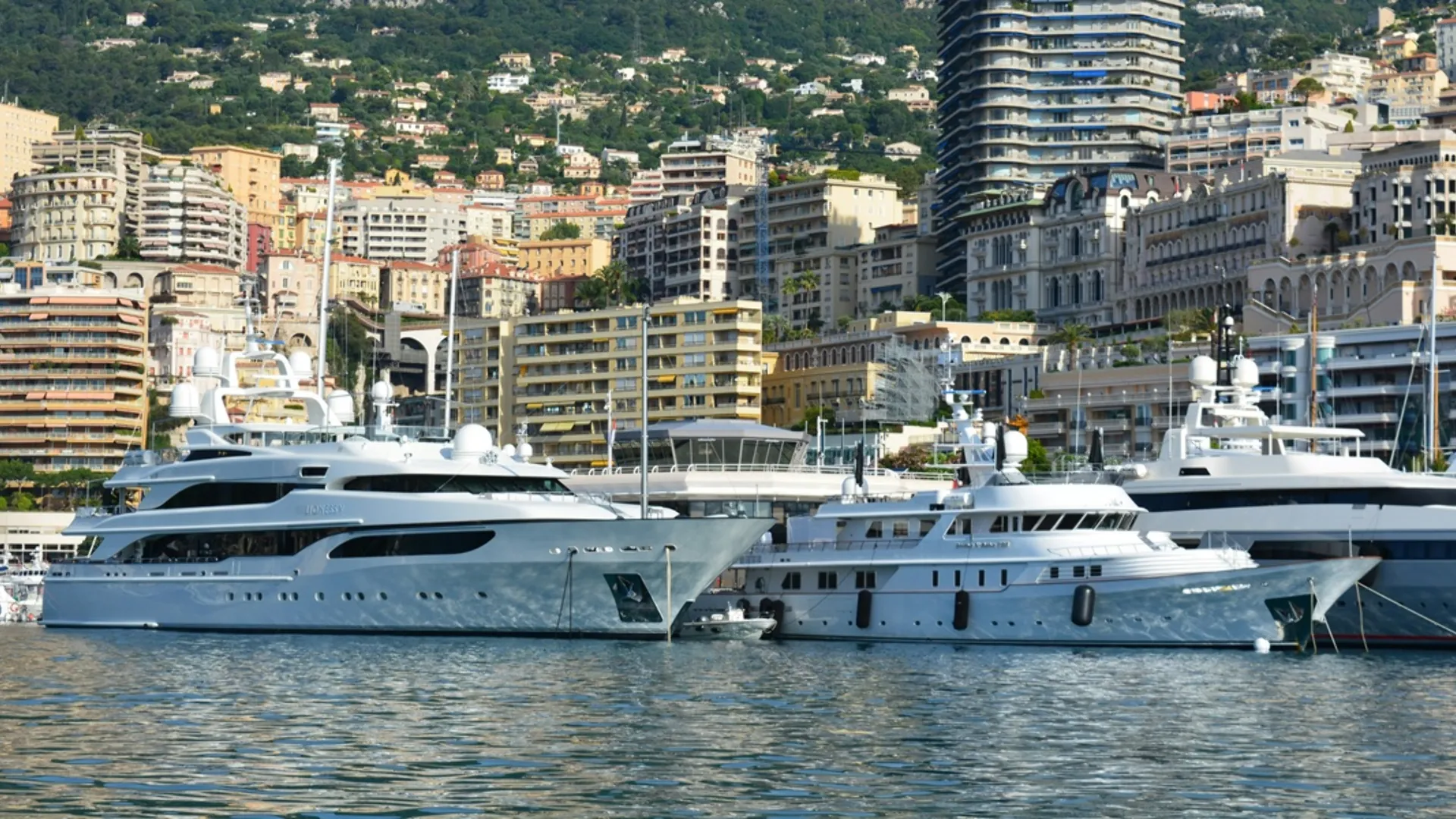 Recordbrekende 202 jachten rond de haven van Monaco tijdens de Grand Prix