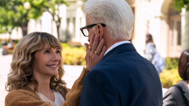'A Man on the Inside' Creator Shares How Mary Steenburgen's Mona Could ...