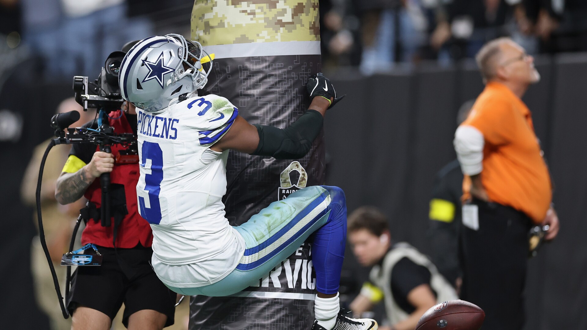 NFL gives George Pickens this week's biggest fine, $26,085 for hugging ...