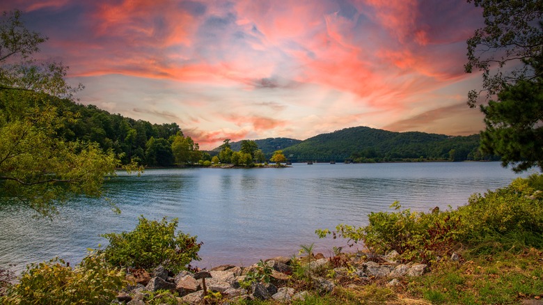 Near Atlanta Is Georgia's Must-Visit Lake With Sandy Beaches, Mountain ...