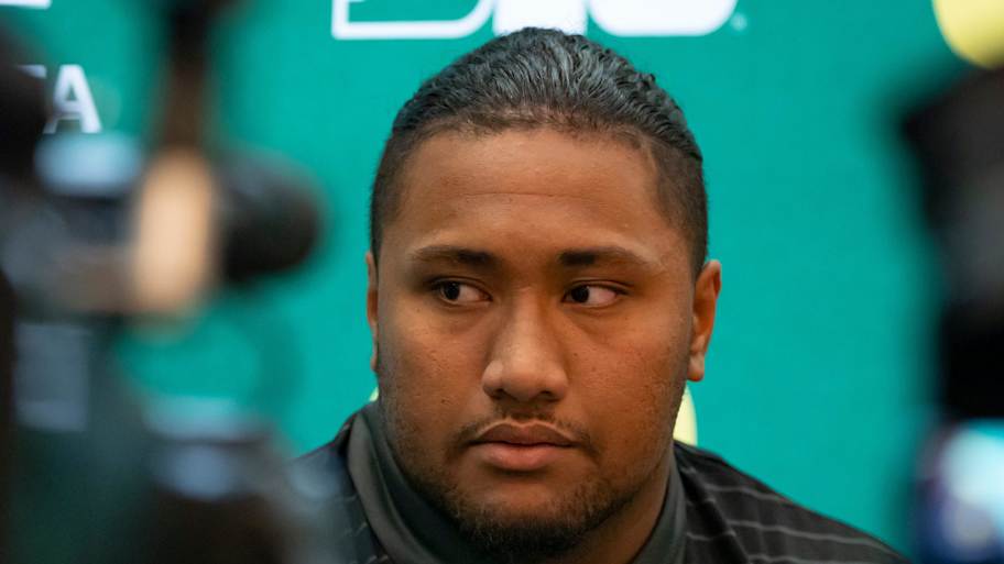 Oregon Ducks Center Iapani 'Poncho' Laloulu Injured Against USC