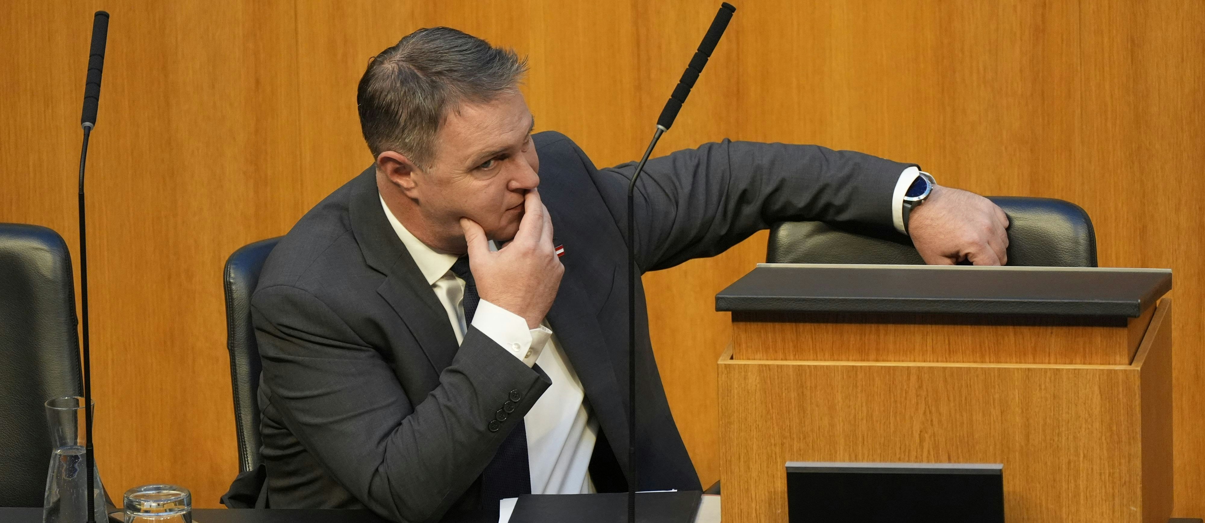 Crazy Oida! Wie sich die Republik bei Gehältern um 400.000 Euro verrechnete