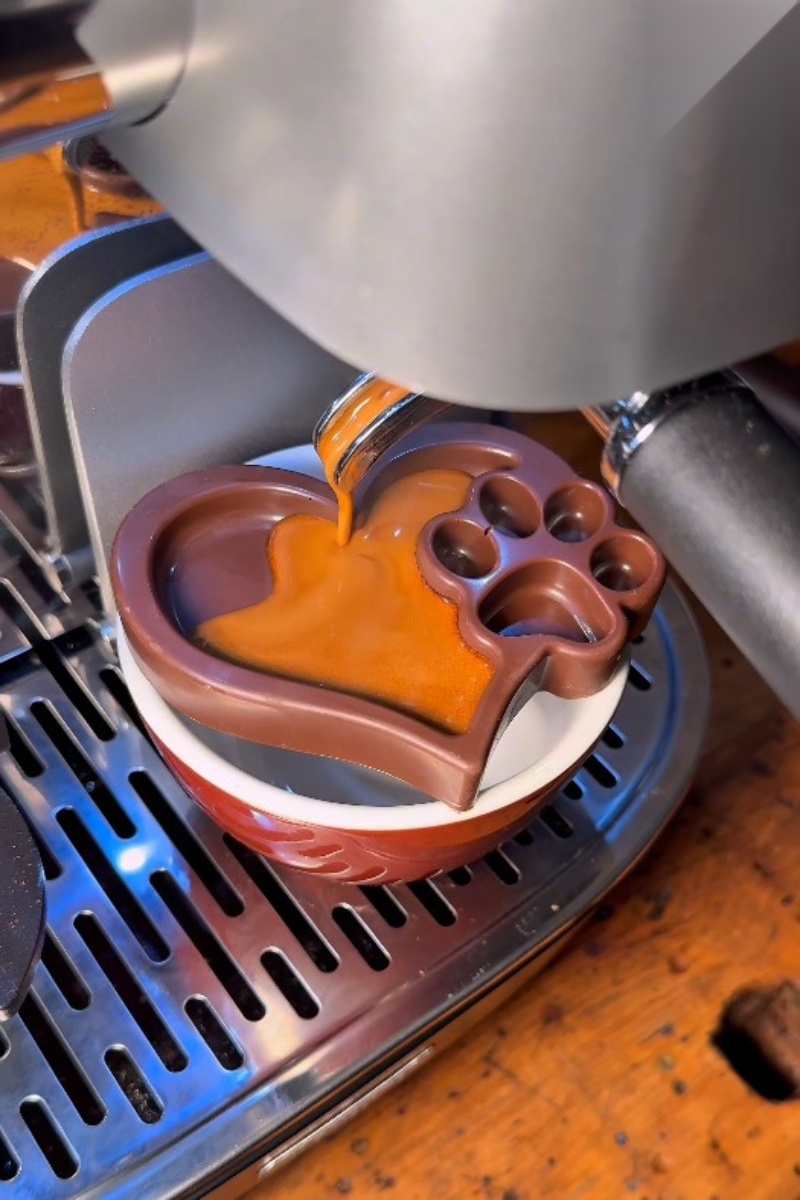 Stampo per caffè con cuore e zampa riempito di caffè espresso liscio