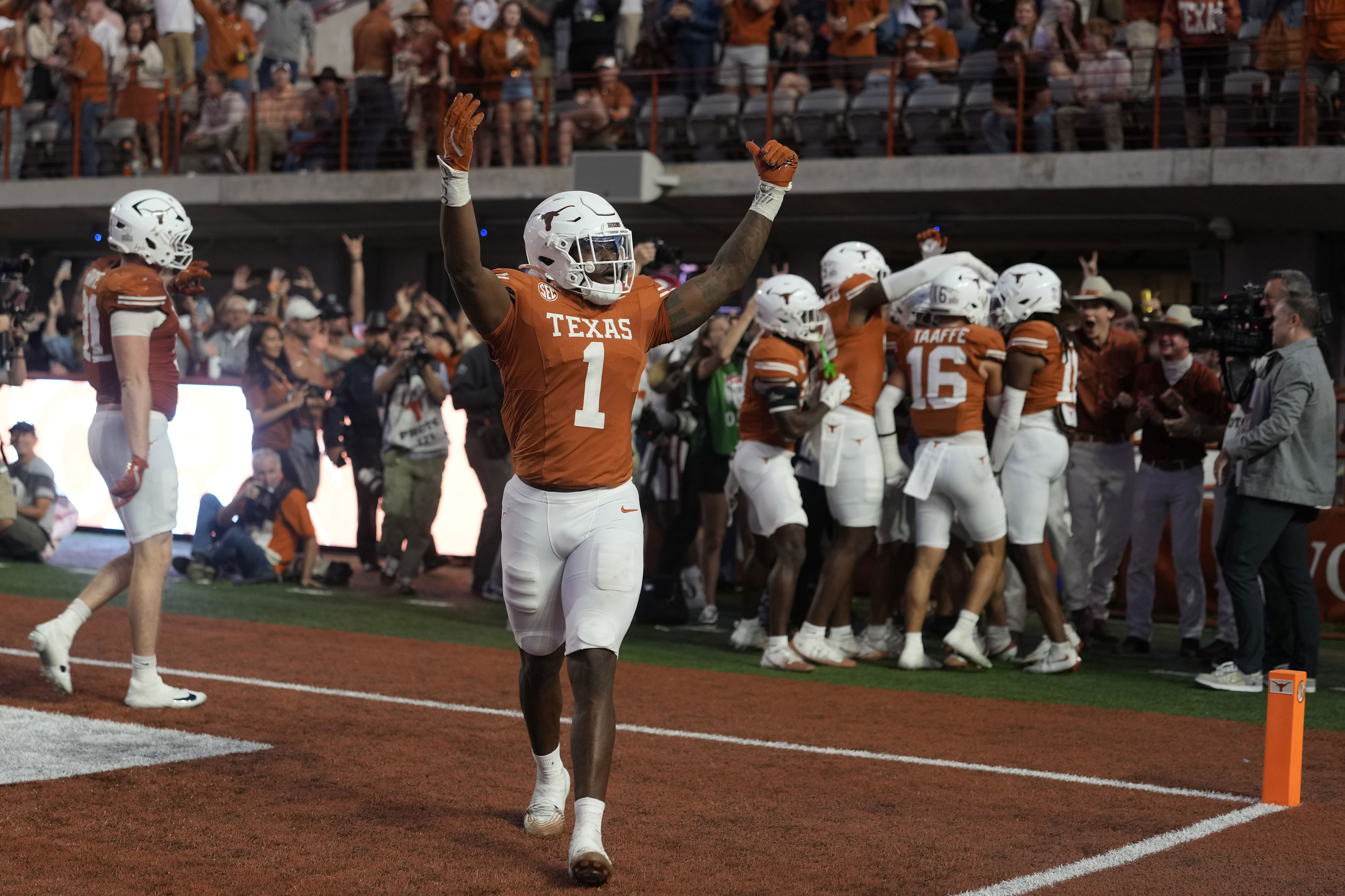 No. 17 Texas vs. Arkansas final score: Horns stomp Hogs in 52-37 win