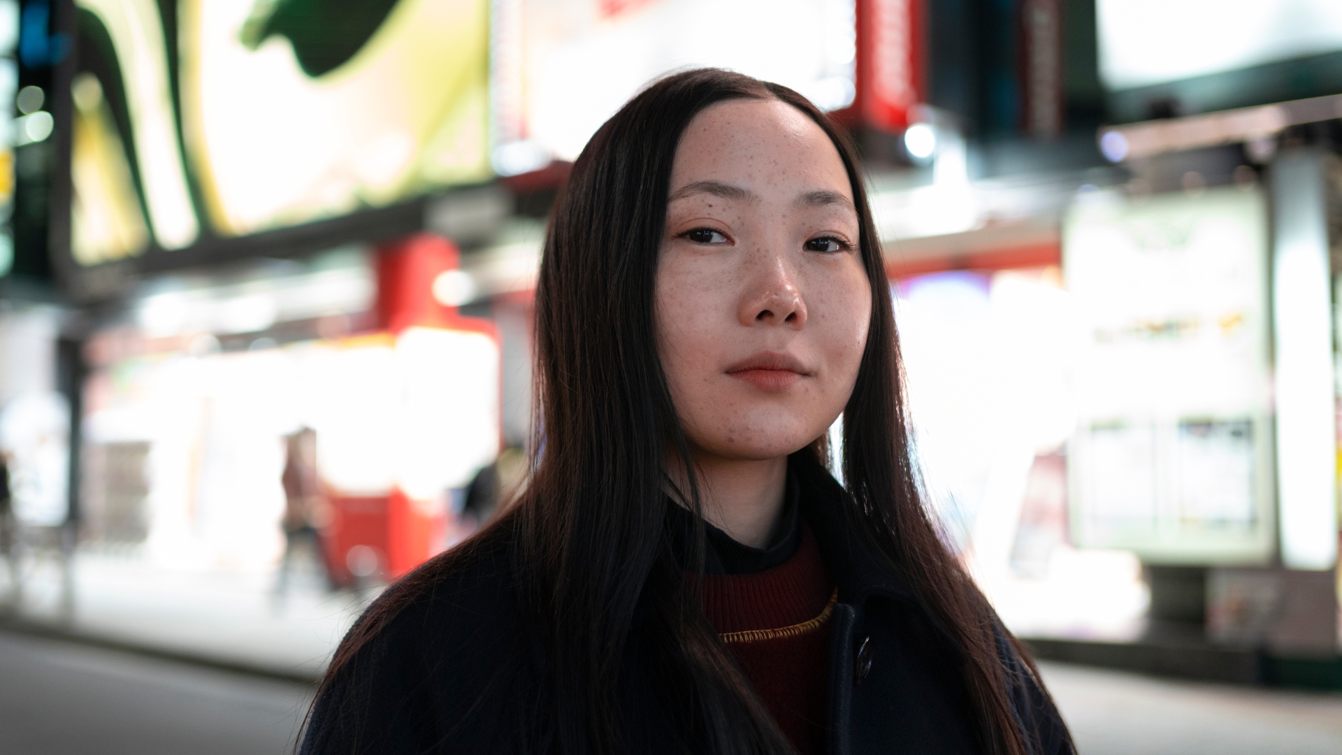 No Japão, esses homens empurram mulheres deliberadamente na rua.