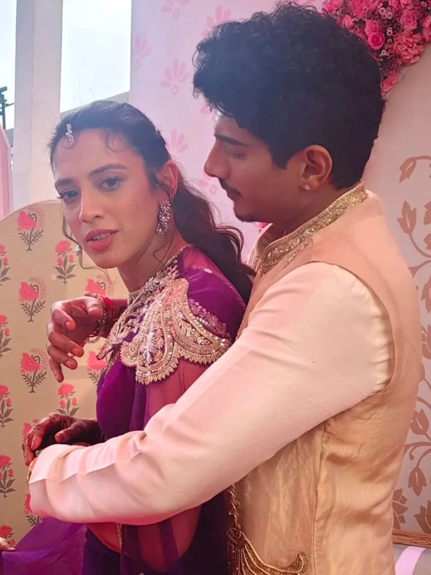 Smriti Mandhana glows at mehendi with Palaash Muchhal; Palak Muchhal ...