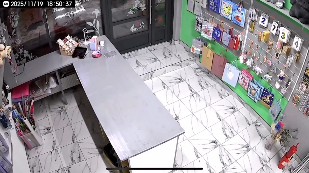 Brazen bouquet theft at flower shop in Saint Petersburg, Russia