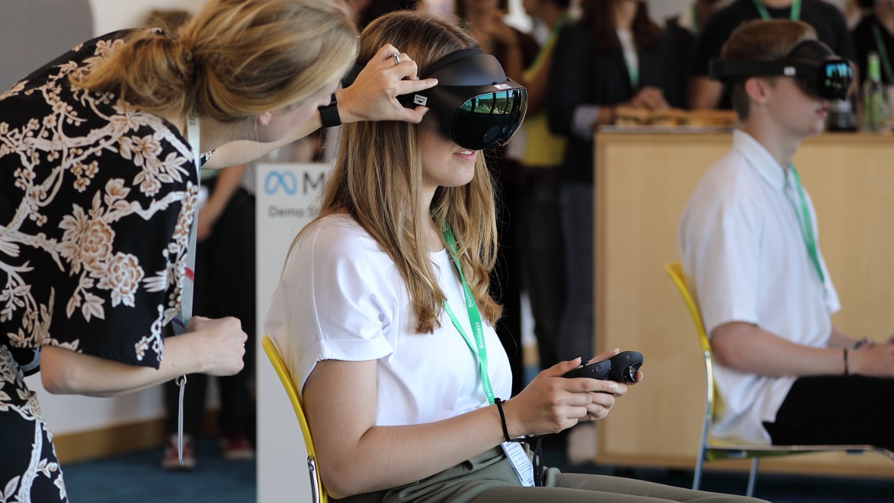 Meta adds invites for virtual hangouts in Hyperscape Capture