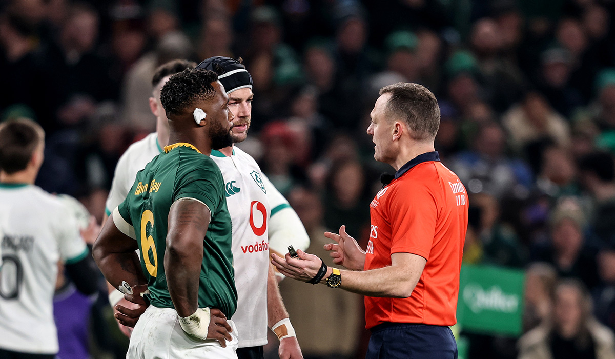 Ireland fans are baffled by MASSIVE non-call from ref against Springboks