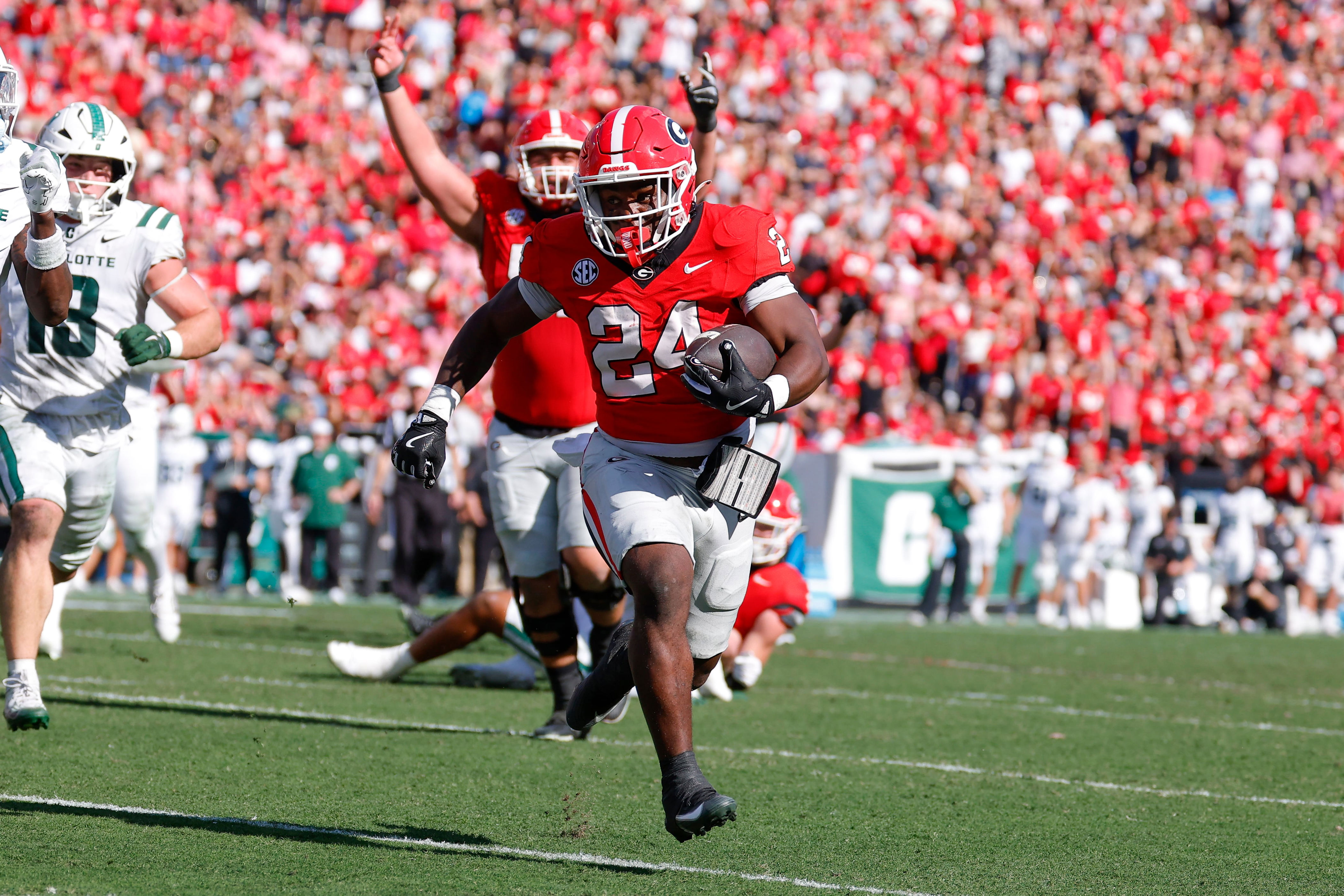 No. 4 Dawgs dominate Charlotte 49ers in regular season’s last home game