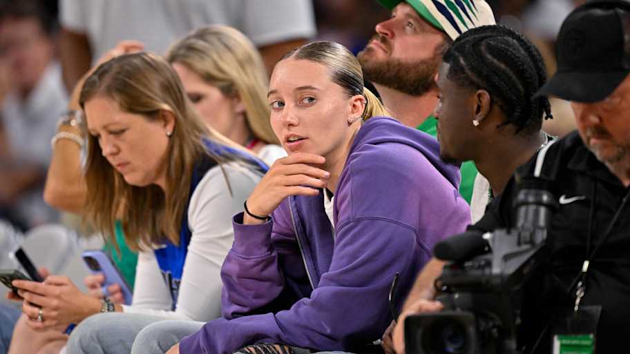 Paige Bueckers keeps up busy schedule with courtside appearance at ...