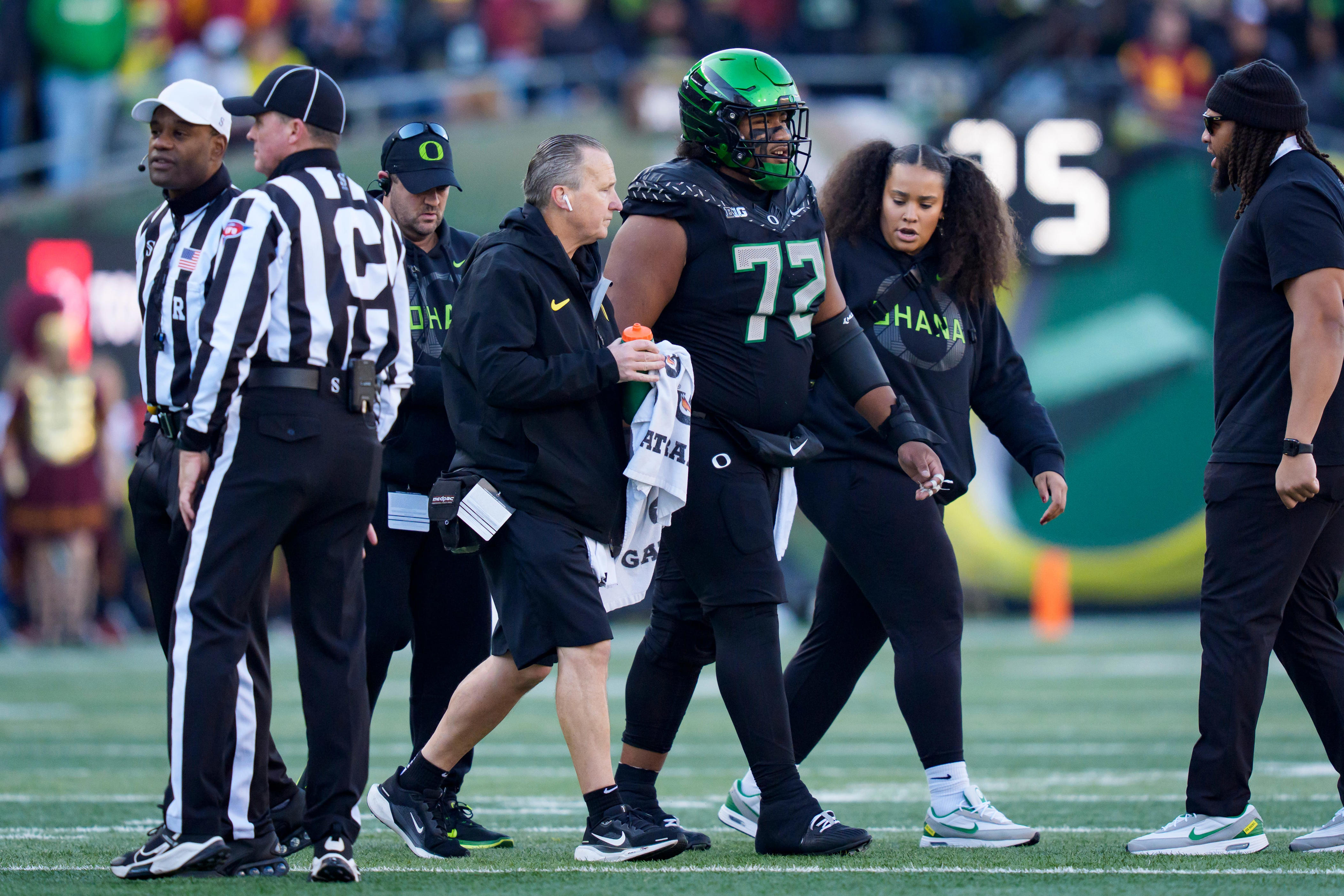 Who isn't playing for Oregon against Washington? See the injury report